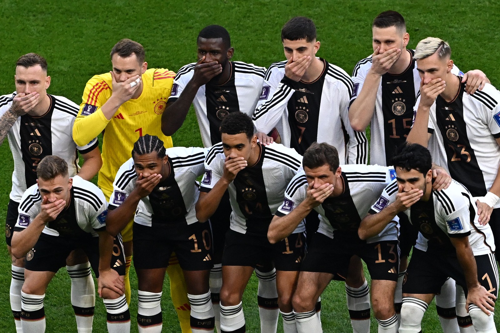 Foto di squadra polemica: la protesta della Germania fa il giro del Mondo